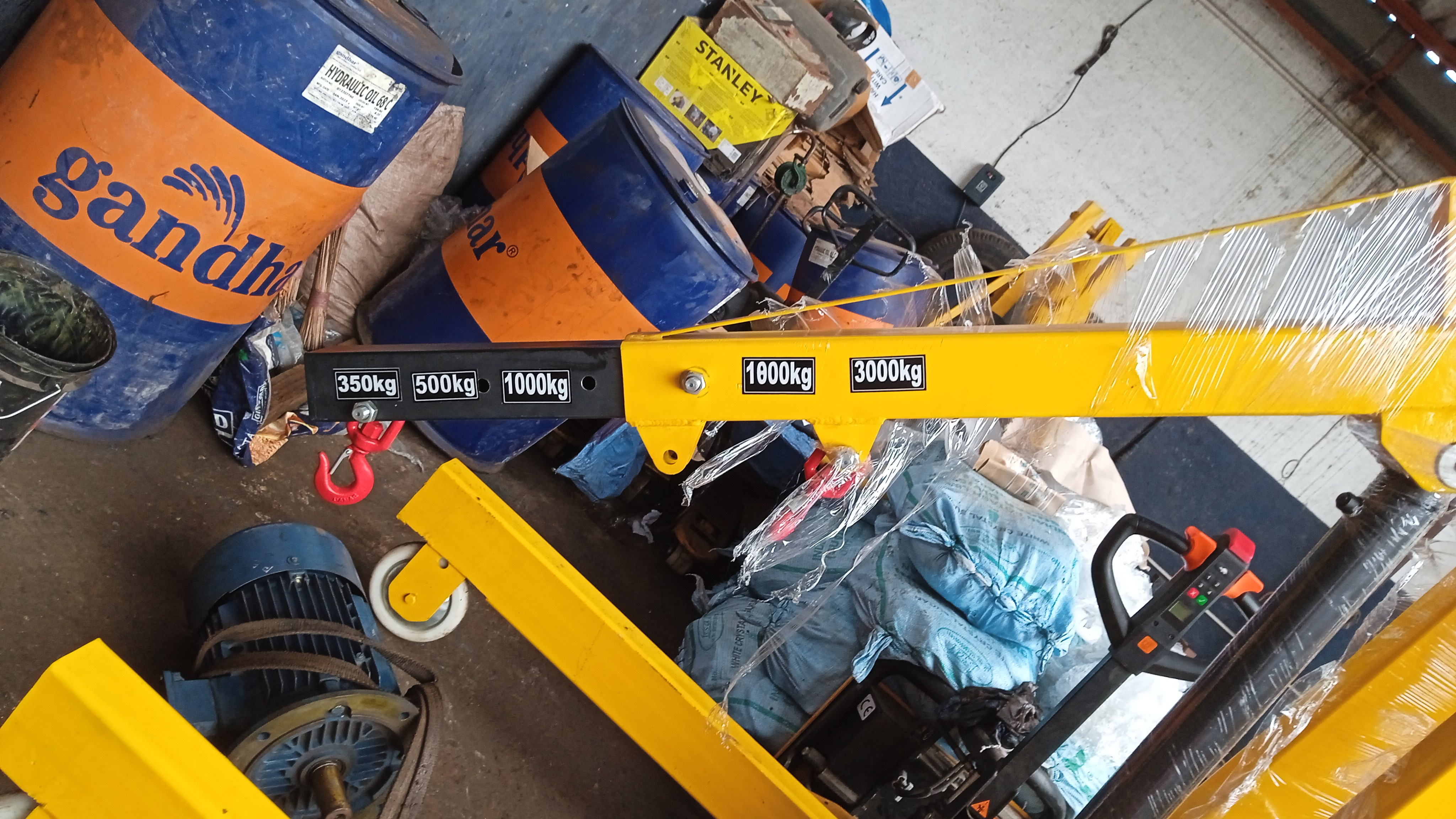 Mobile Floor Crane 5 Ton at 95000.00 INR in Surat | R B Industrial ...