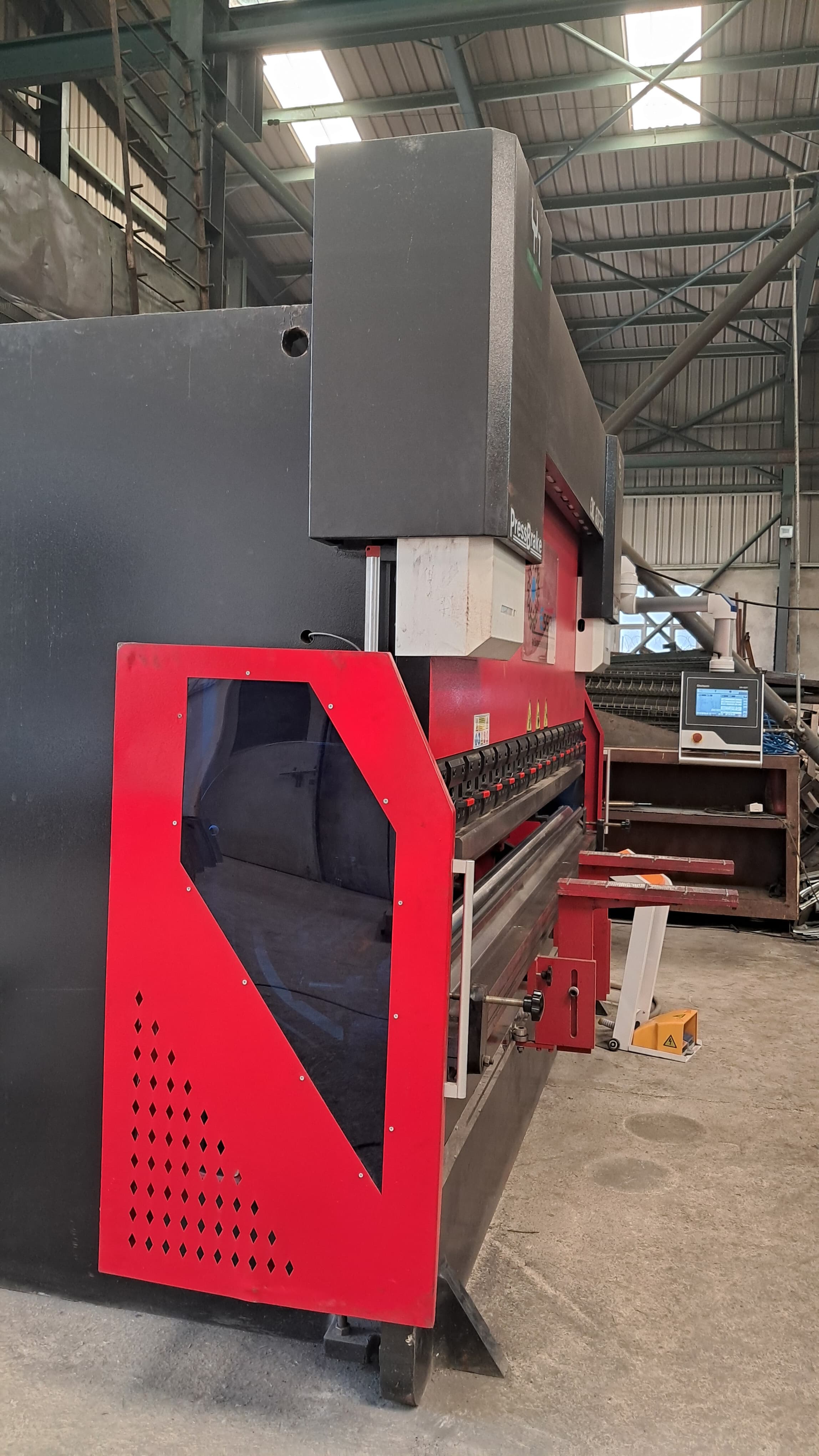Hydraulic Press Brake Machine at 800000.00 INR in Delhi | Essell