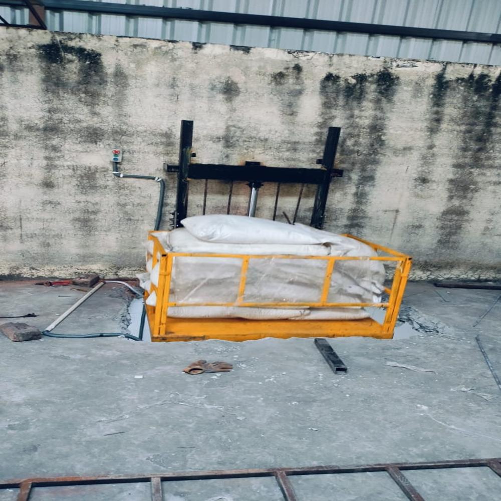 Hydraulic Single Mast Wall Mounted Goods Lift at 177000.00 INR in ...