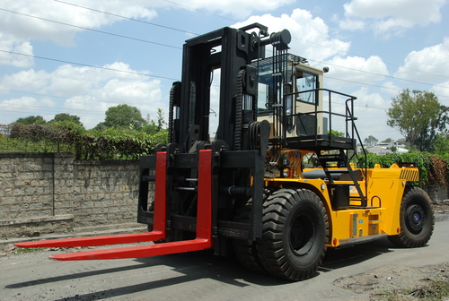 32 Ton Fork Lift Trucks Power Source: Diesel Engine at Best Price in ...