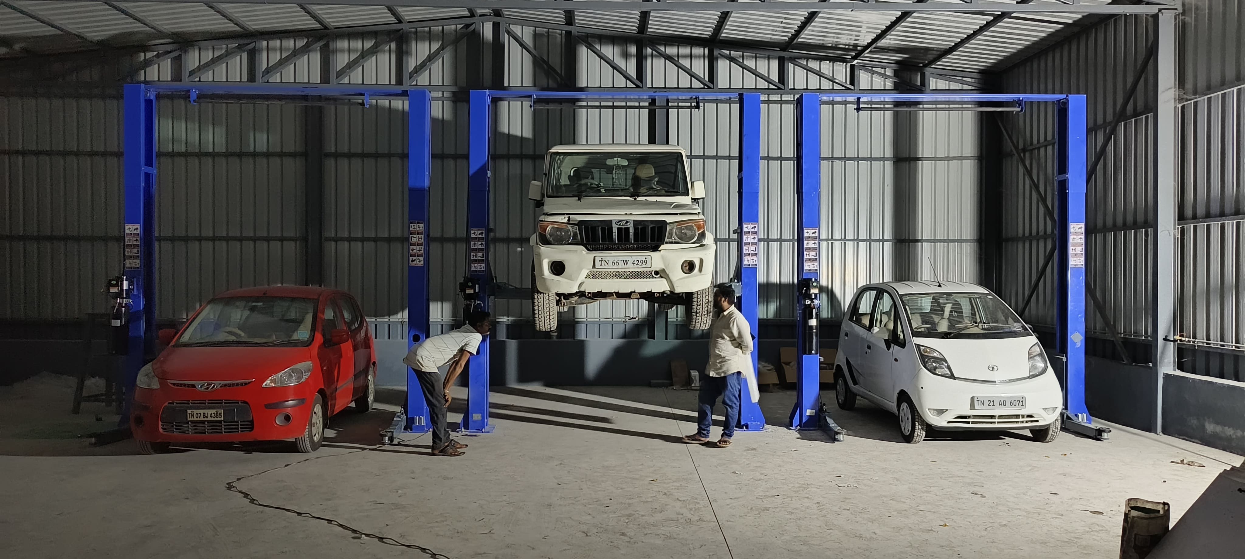 Two Post Lift at 98000.00 INR in Coimbatore, Tamil Nadu | Gms Engineering