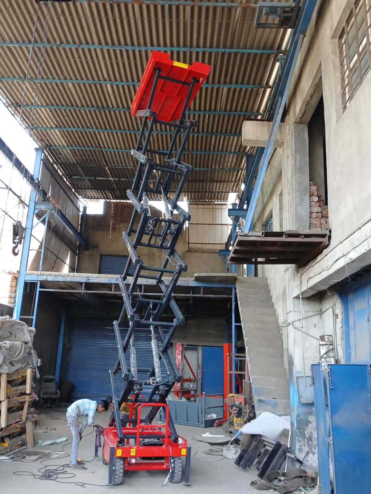 10 Meter Scissor Lift at 295000.00 INR in Ahmedabad | Helix Engineers