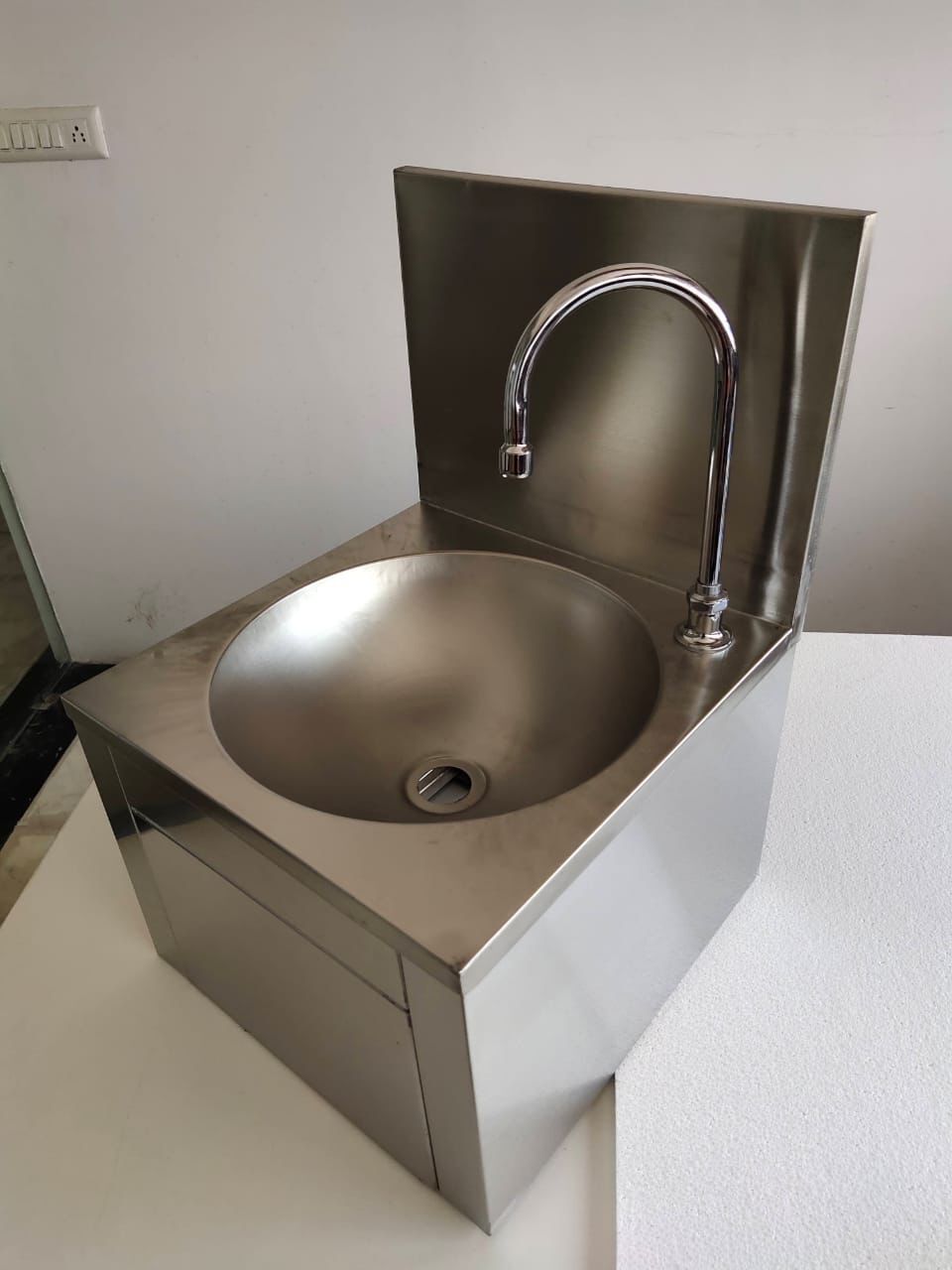 Knee Operated Ss Material Hand Wash Sink at Best Price in Theni | Sd ...